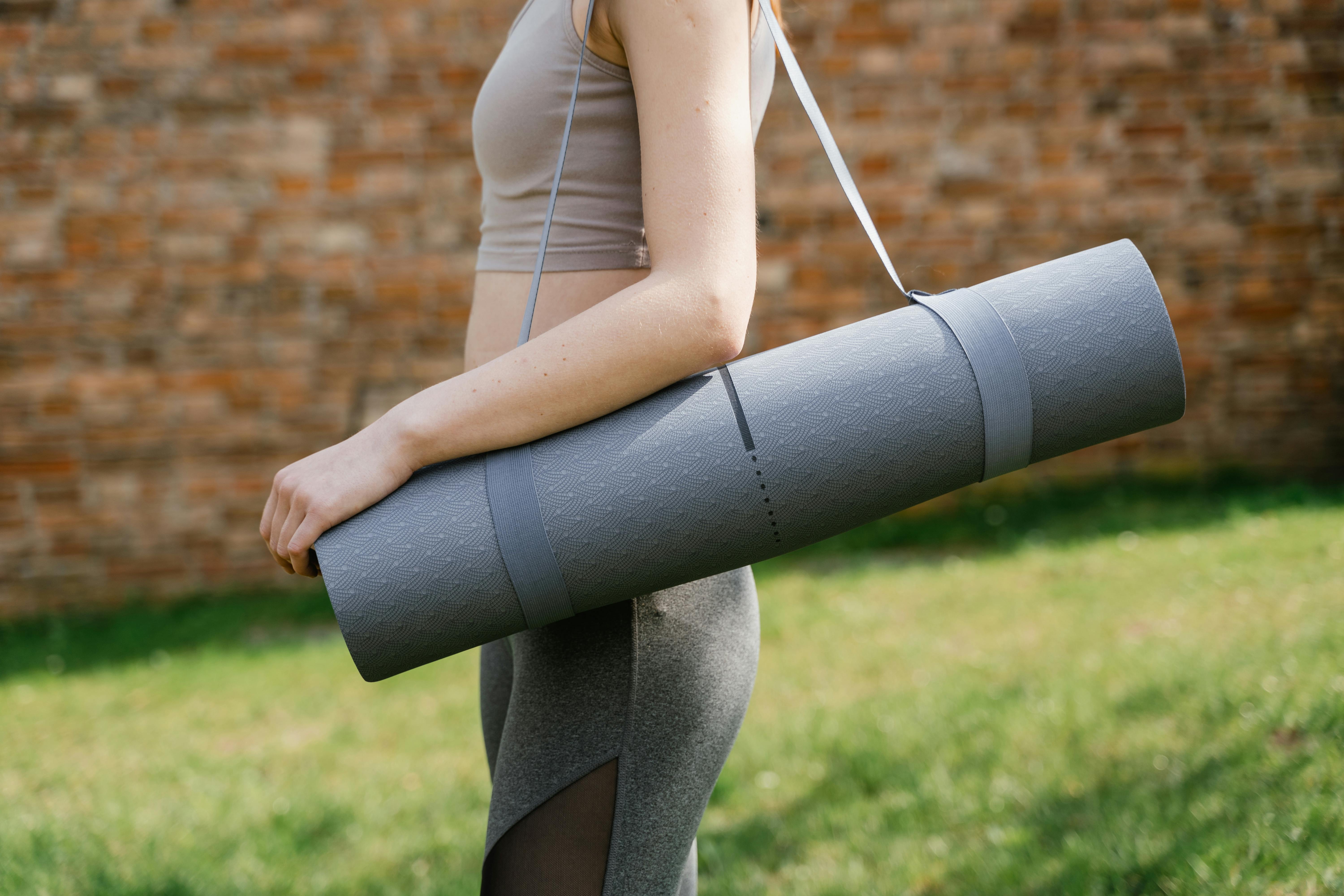 Choosing the right size of yoga mat to start a comfortable practice ...